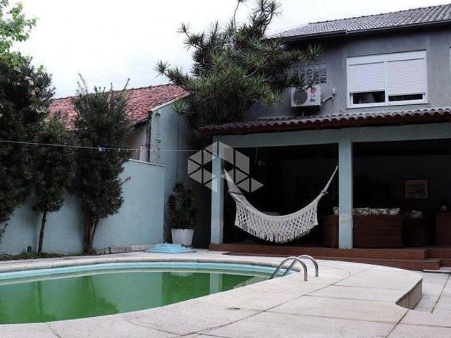 Casa com 3 pavimentos, 330m², piscina e 3 vagas de carros, com churrasqueira