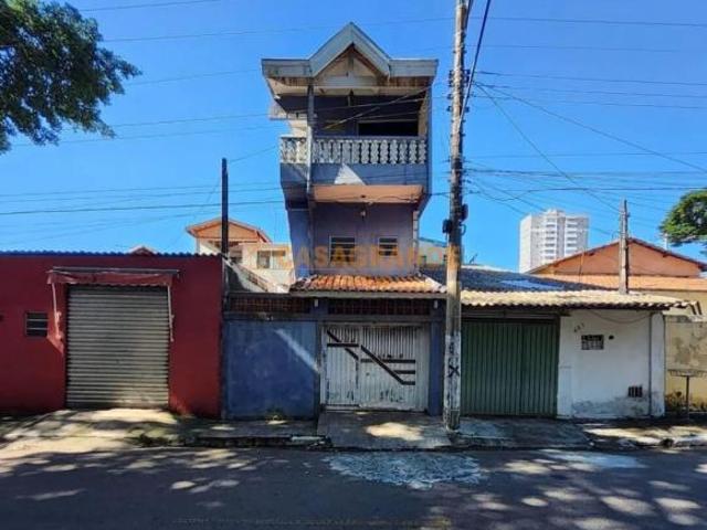 Casa com 3 pavimentos no Jardim Ismênia