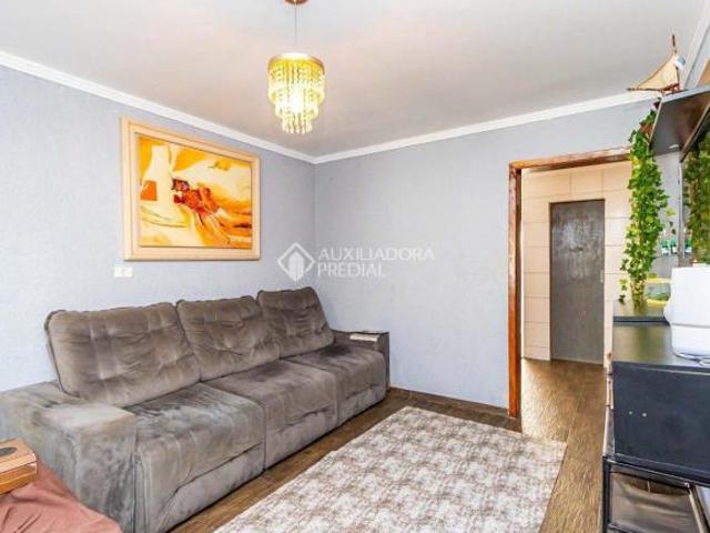 Casa com 3 Pavimentos, Suíte, Sacada Ampla e Salão de Festas com Churrasqueira