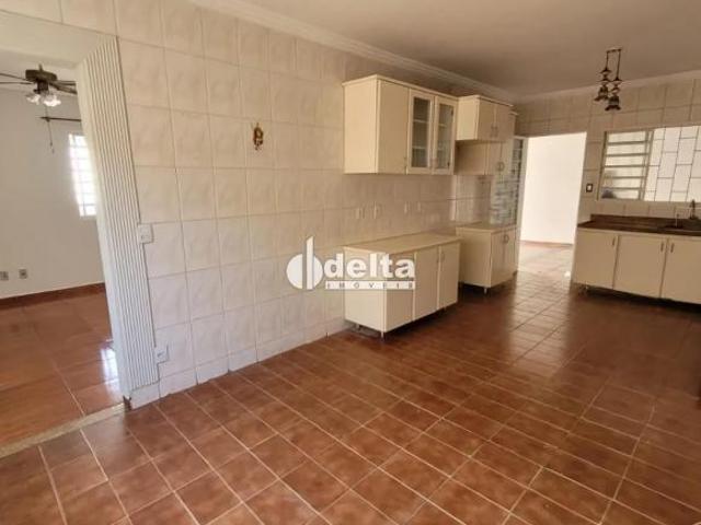 Casa com 3 quarto 1 sendo suíte disponível para locação e venda no bairro Santa Mônica em Uberlândia