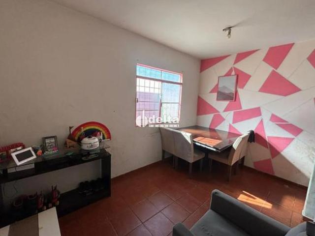 Casa com 3 quarto sendo 1 suíte disponível para venda no bairro Presidente Roosevelt em Uberlândia