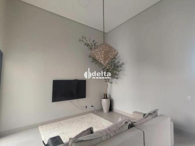 Casa com 3 quarto sendo suíte disponível para venda no bairro Jardim Karaíba em Uberlândia MG