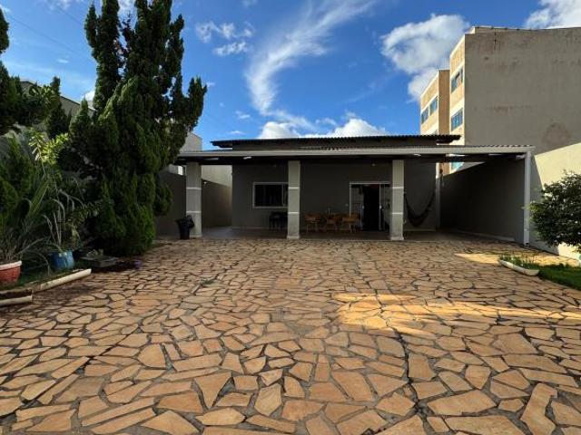 Casa com 3 quartos/1 suíte, armários planejados, solta no lote, 530m2, Rua 5 em Vicente Pires