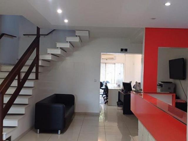 Casa com 3 quartos, 3 banheiros, 300m² e 8 vagas no Menino Deus