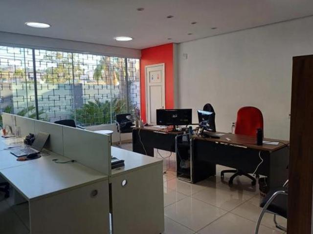 Casa com 3 quartos, 3 banheiros, 300m² e 8 vagas no Menino Deus