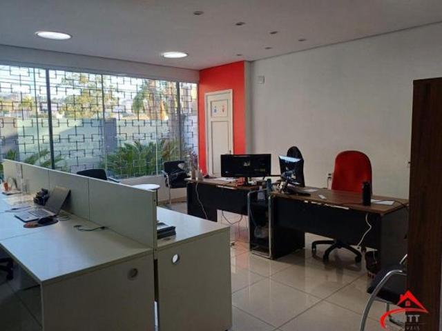Casa com 3 quartos, 3 banheiros, 300m² e 8 vagas no Menino Deus