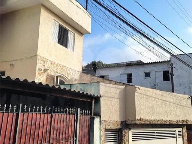 Casa com 3 Quartos, 3 Banheiros e Quintal – Próx. Rua Zilda