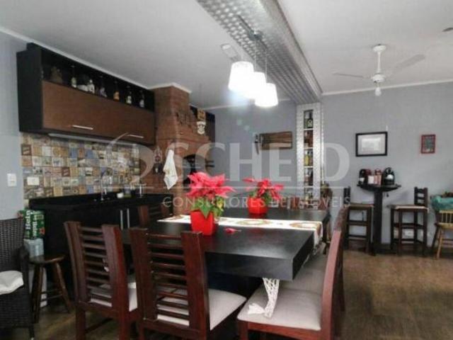 CASA COM 3 QUARTOS 3 SUÍTES 4 VAGAS COM 250m²