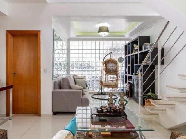 Casa com 3 quartos, 3 suítes e 4 vagas no bairro Jardim Lindóia em Porto Alegre RS!