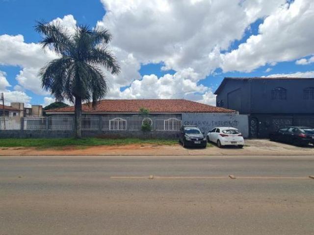 Casa com 3 quartos, 1 loja no fundos com um apartamento de 2 quartos em cima, QND 25 Taguatinga