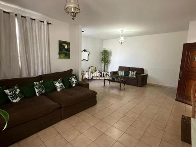 Casa com 3 quartos 1 sendo suíte disponível para venda no bairro Tubalina Uberlândia em Uberlândia