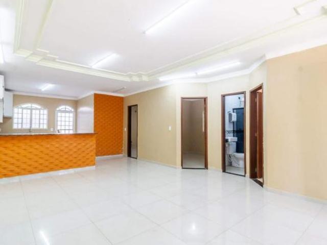Casa com 3 Quartos, 1 Suíte, 3 Vagas de Garagem, Área de Serviço e Casa aos Fundos à Venda na QNL 08