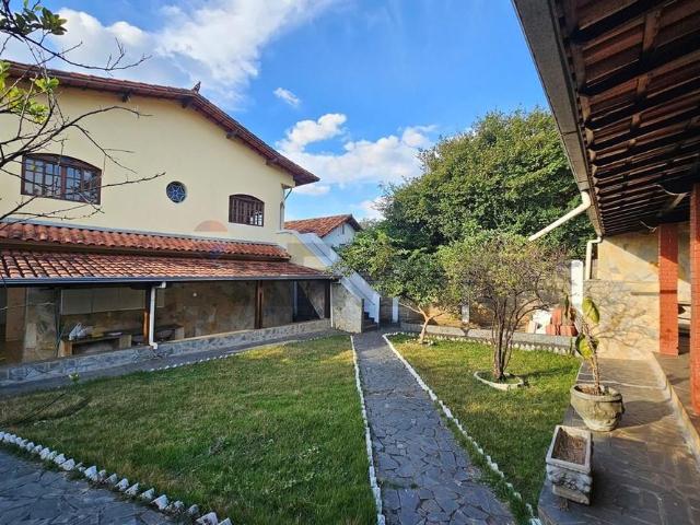 Casa com 3 quartos, 1 suíte, DCE e 2 vagas no bairro Céu Azul!