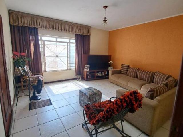 Casa com 3 quartos, 1 suíte e piscina à venda no Taquaral