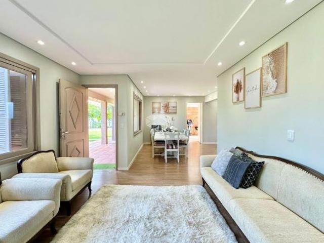Casa com 3 quartos, 1 suíte, sala de estar com lareira, piscina em terreno de 720m² em Xangri lá