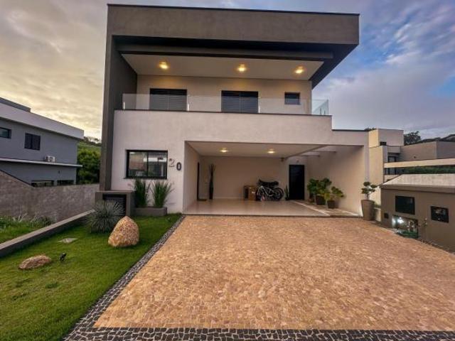 Casa com 3 Quartos, 250 m² à Venda na Fazenda Santa Cândida