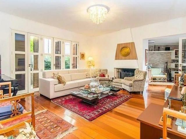 Casa com 3 quartos, 2 vagas e pátio no Bairro Higienópolis