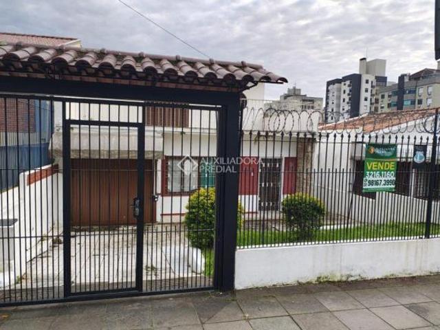casa com 3 quartos, 2 suítes, 1 banheiro social Garagem fechada para 1 carro, bairro Tristeza