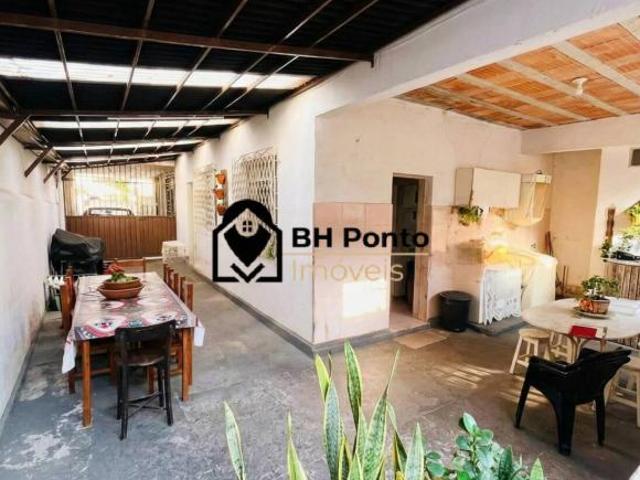 Casa com 3 Quartos, 4 Vagas à venda com Edículas no Bairro Glória BH