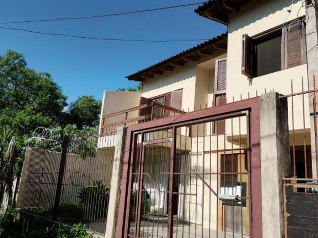 Casa com 3 quartos, 4 vagas de garagem e com pátio no bairro Parque Santa Fé