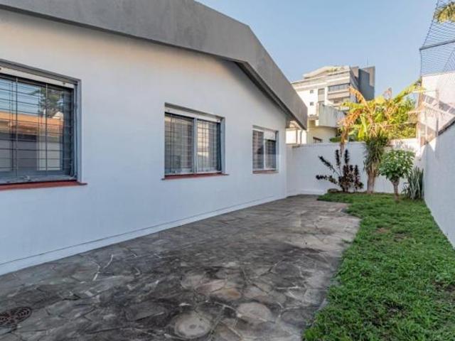 Casa com 3 quartos, 4 vagas e pátio no Bairro Jardim Lindóia