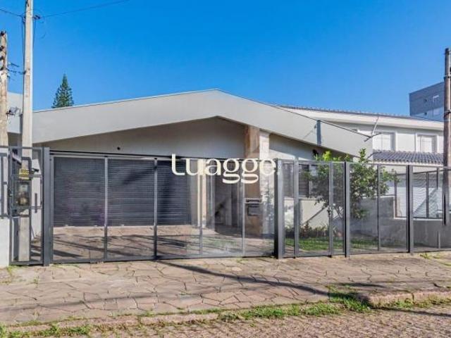 Casa com 3 quartos, 4 vagas e pátio no Bairro Jardim Lindóia