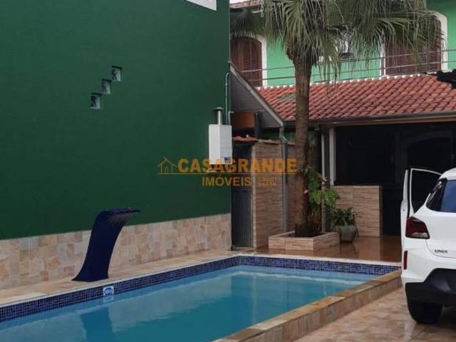 Casa com 3 quartos com edícula e piscina na Vila Tesouro