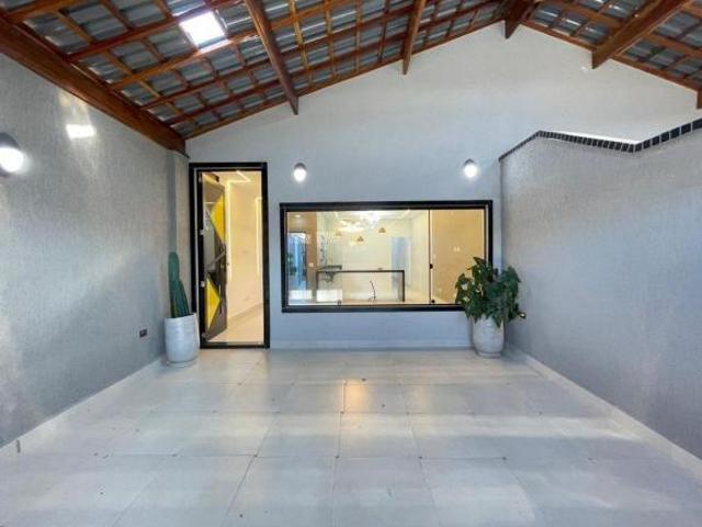 Casa com 3 quartos, Caiçara, Praia Grande R$ 830 mil