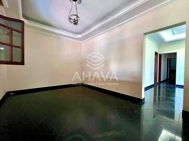 Casa com 3 Quartos à Venda 460m² Copacabana Próximo à Avenida Presidente