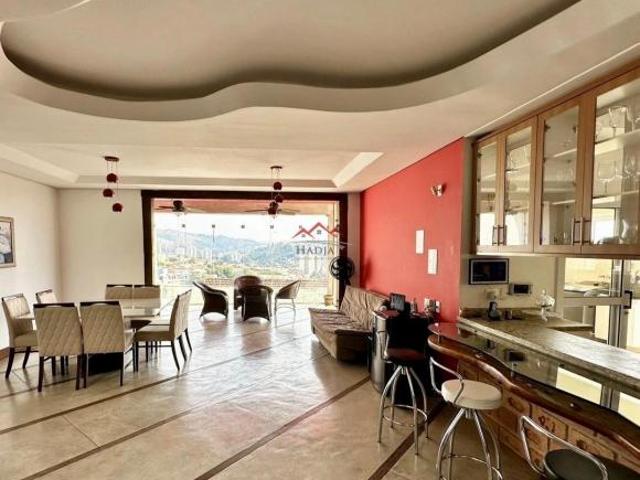 Casa com 3 Quartos à Venda, 642 m² por R$ 1.590.000