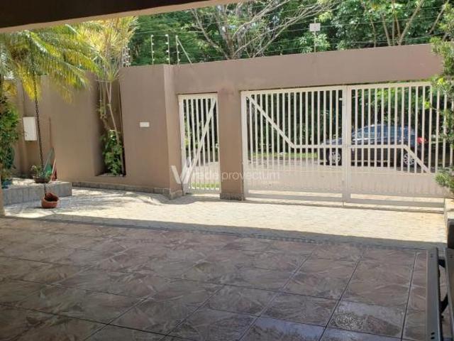 CASA COM 3 QUARTOS A VENDA