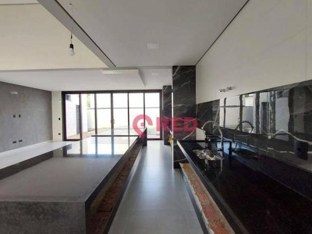 Casa com 3 quartos à venda, 244 m² por R$ 2.600.000
