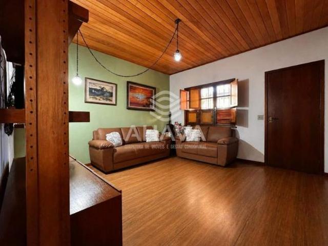 Casa com 3 Quartos à Venda, 360m², próximo a Avenida General Carlos Guedes