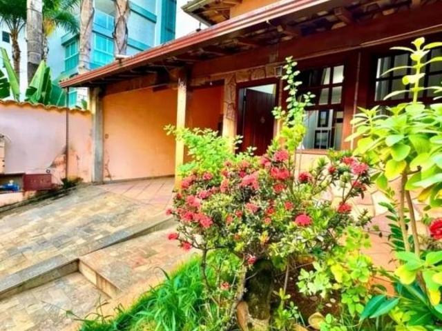 Casa com 3 quartos à venda em Belo Horizonte, no bairro Castelo