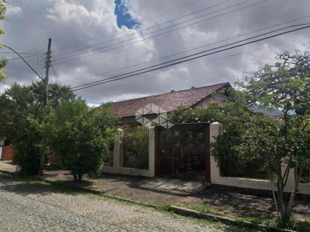 Casa com 3 quartos a venda na Rua Pedras Altas no bairro Passo da Areia em Porto Alegre