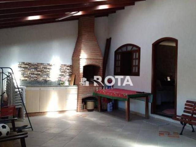 Casa com 3 dormitórios com ar condicionado + edícula com 2 dormitórios