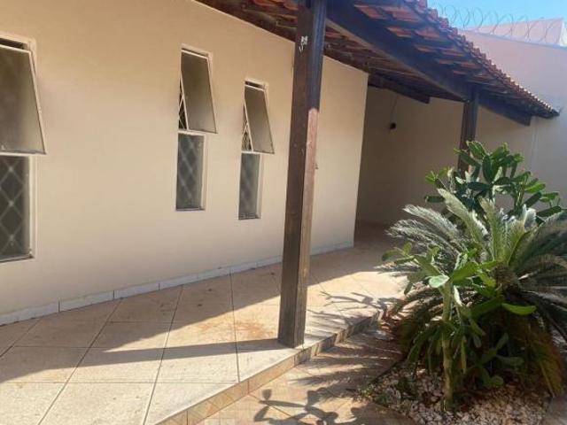 Casa com 3 quartos à venda no Bairro Santa Mônica Uberlândia/MG