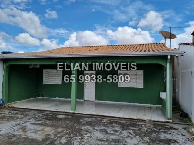 Casa com 3 Quartos, Garagem para 2 Carros e Quintal, Pronta para Morar