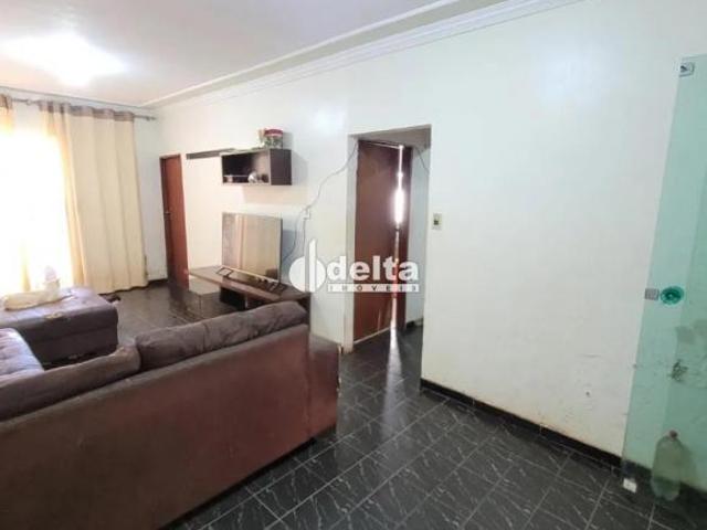 Casa com 3 quartos disponível para venda no bairro Minas Gerais em Uberlândia MG