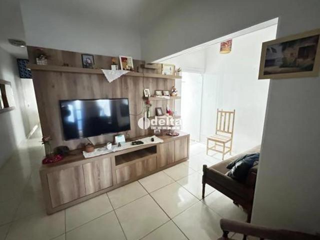 Casa com 3 quartos disponível para venda no bairro Novo Mundo em Uberlândia MG