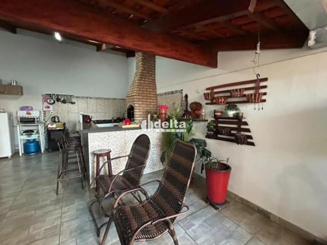 Casa com 3 quartos disponível para venda no bairro Planalto em Uberlândia MG