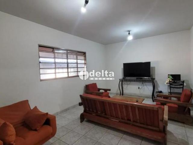 Casa com 3 quartos disponível para venda no bairro Santa Rosa em Uberlândia MG