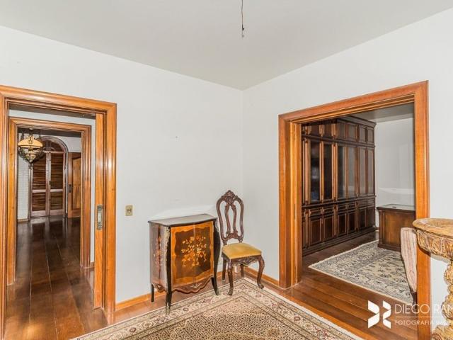 Casa com 3 quartos e 400m² para alugar em Três Figueiras, Porto Alegre