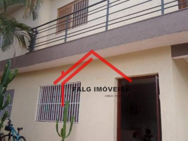 Casa com 3 Quartos e 4 banheiros, 5 vagas à Venda, 250 m² por R$ 710.000