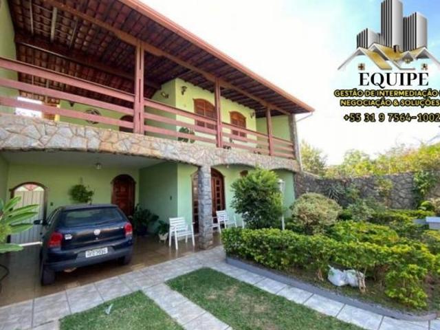 Casa com 3 Quartos e 4 banheiros à Venda, lote de 353 m² por R$ 750.000,00