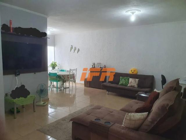 Casa com 3 Quartos e 4 banheiros à Venda, 173 m² por R$ 380.000