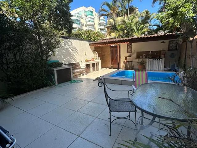 Casa com 3 Quartos e 4 banheiros à Venda, 179 m² por R$ 2.096.000