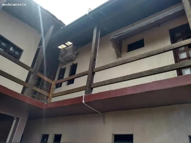 Casa com 3 Quartos e 4 banheiros à Venda, 196 m² por R$ 500.000