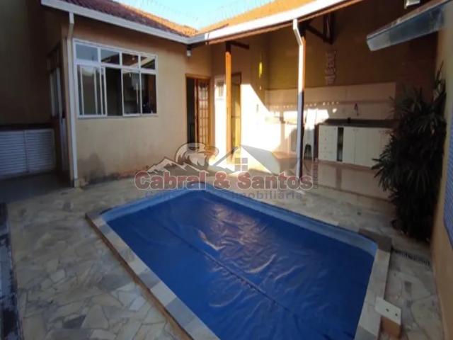 Casa com 3 Quartos e 4 banheiros à Venda, 240 m² por R$ 755.000