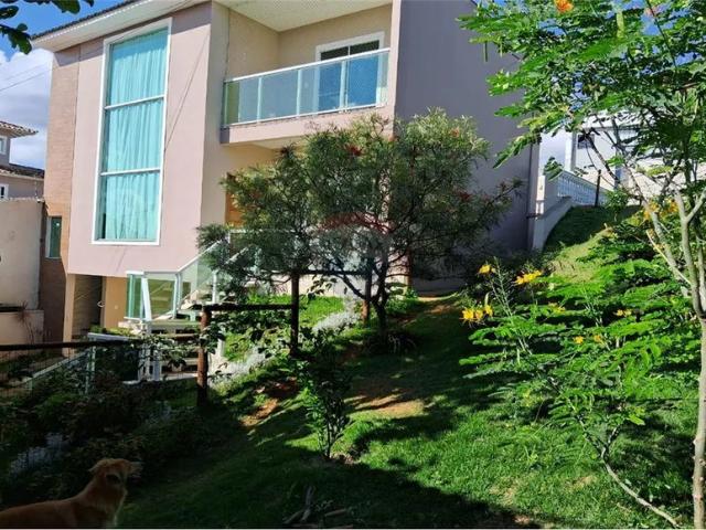 Casa com 3 Quartos e 4 banheiros à Venda, 265 m² por R$ 885.000